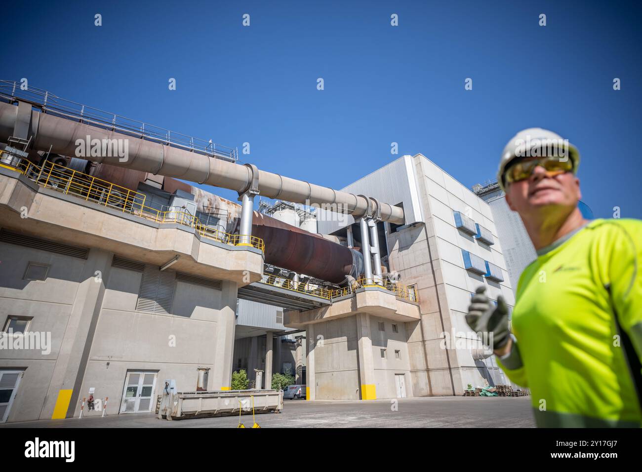 05 September 2024, Brandenburg, Rüdersdorf: Stefan Schmorleiz, plant ...