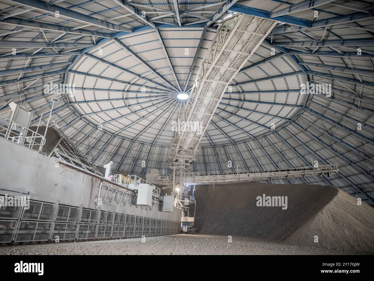 05 September 2024, Brandenburg, Rüdersdorf: View of the mixing plant on ...