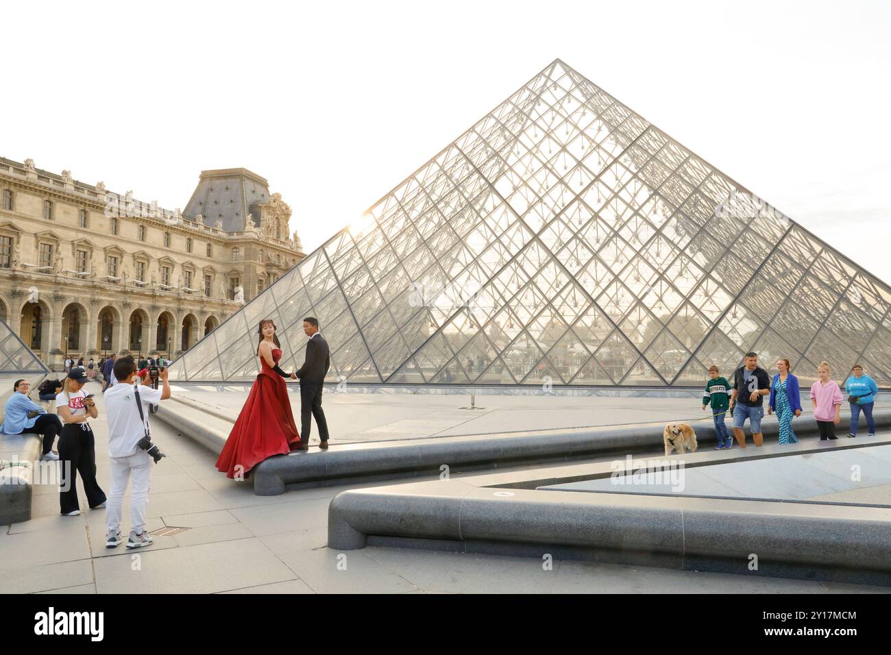 LOVE AT THE LOUVRE PYRAMID PARIS Stock Photo - Alamy