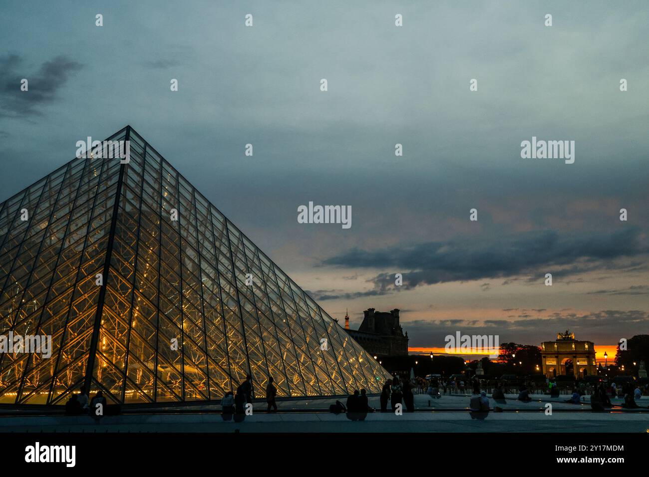 SUNSET AT LOUVRE PYRAMID Stock Photo - Alamy