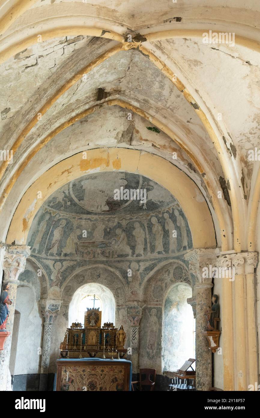 Romanesque style chapel hi-res stock photography and images - Alamy