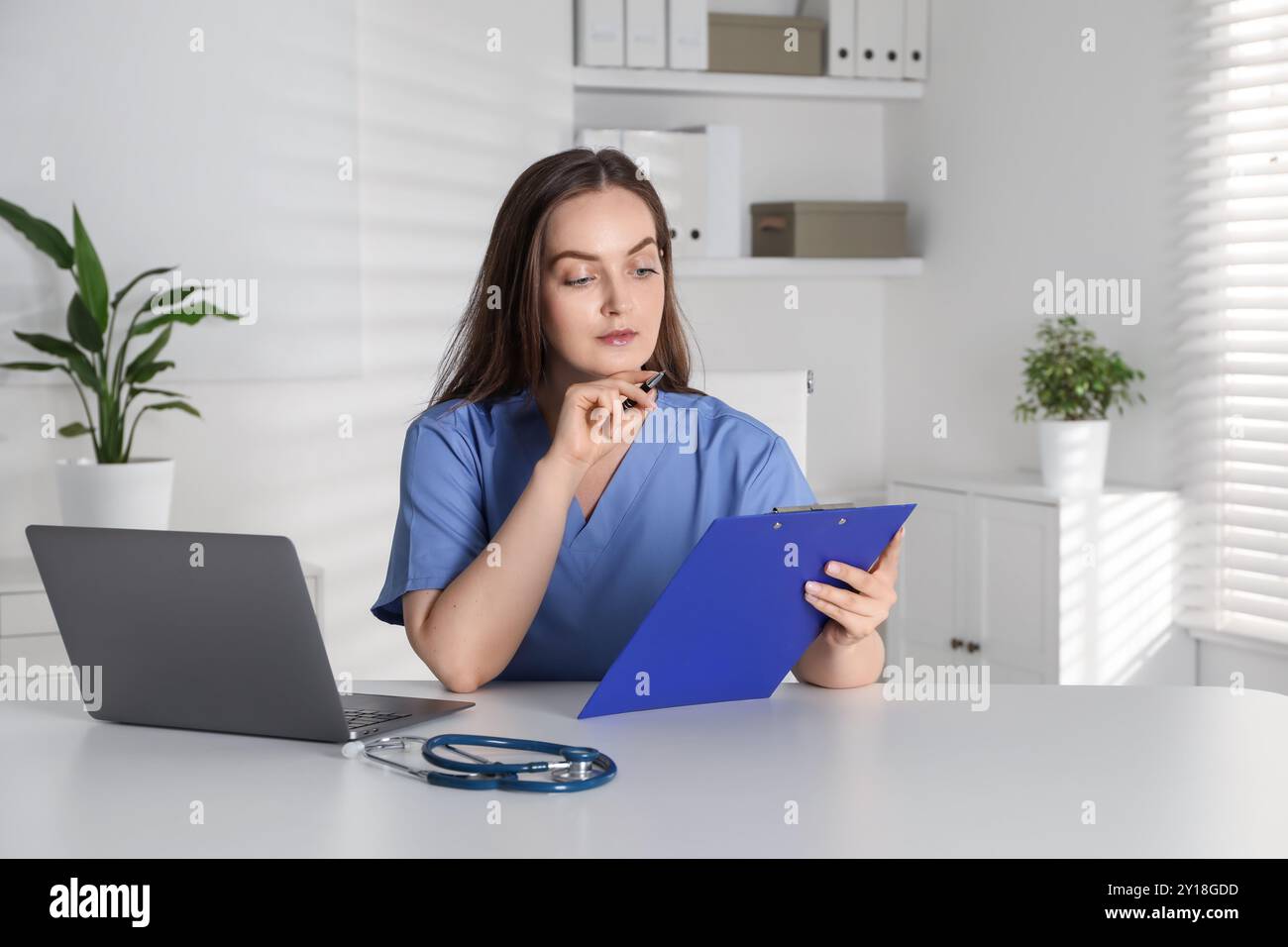 Young nurse working desk hi-res stock photography and images - Alamy