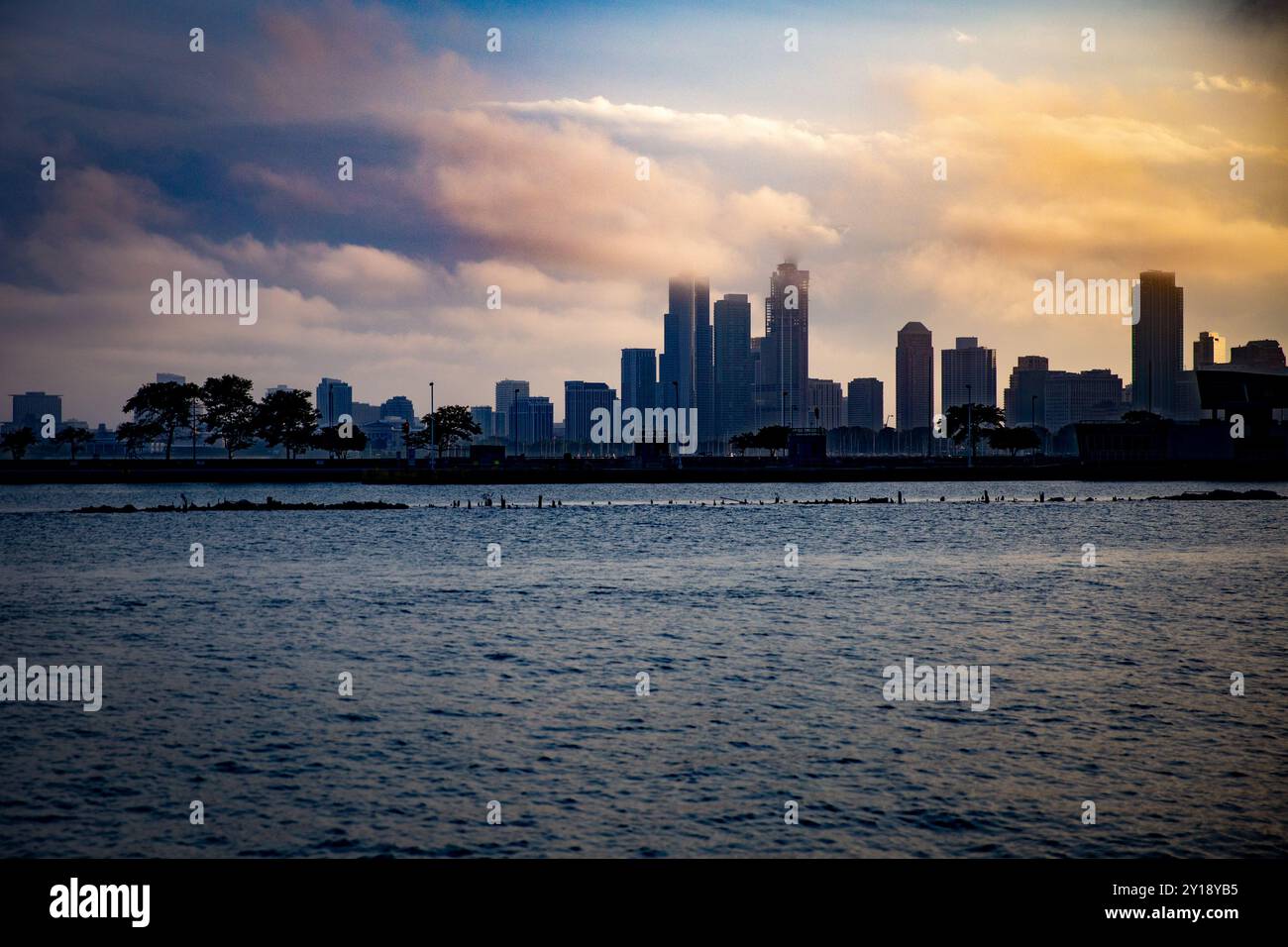 Chicago skyline from far away hi-res stock photography and images - Alamy