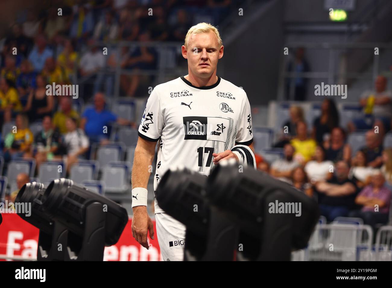 Patrick Wiencek (Kiel) verlaesst das Spielfeld nach seiner Roten Karte ...