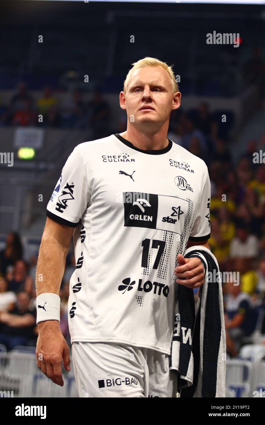 Patrick Wiencek (Kiel) verlaesst das Spielfeld nach seiner Roten Karte ...