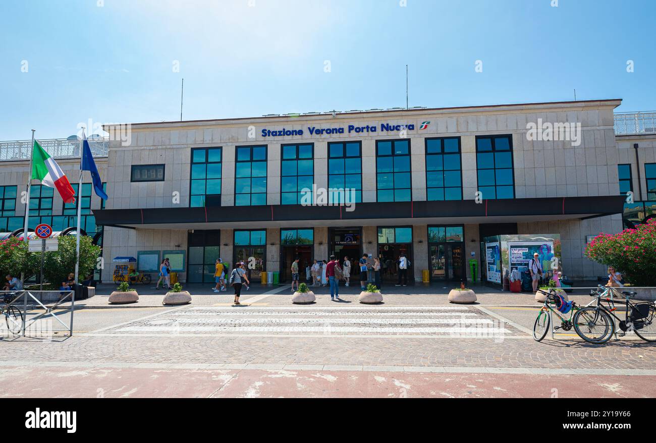 Train at porta nuova station hi-res stock photography and images - Alamy