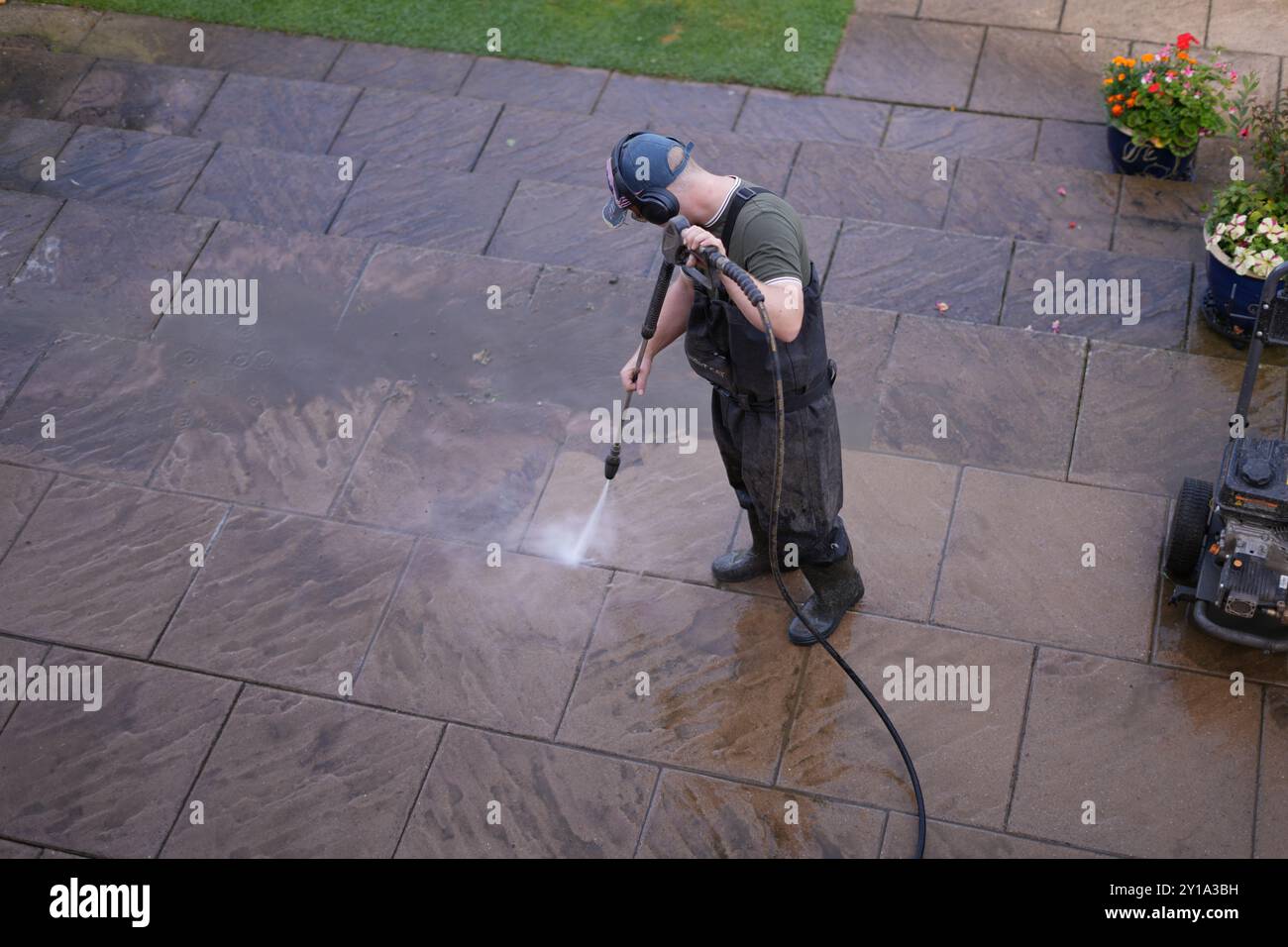 Worker pressure washing backyard concrete hi-res stock photography and ...