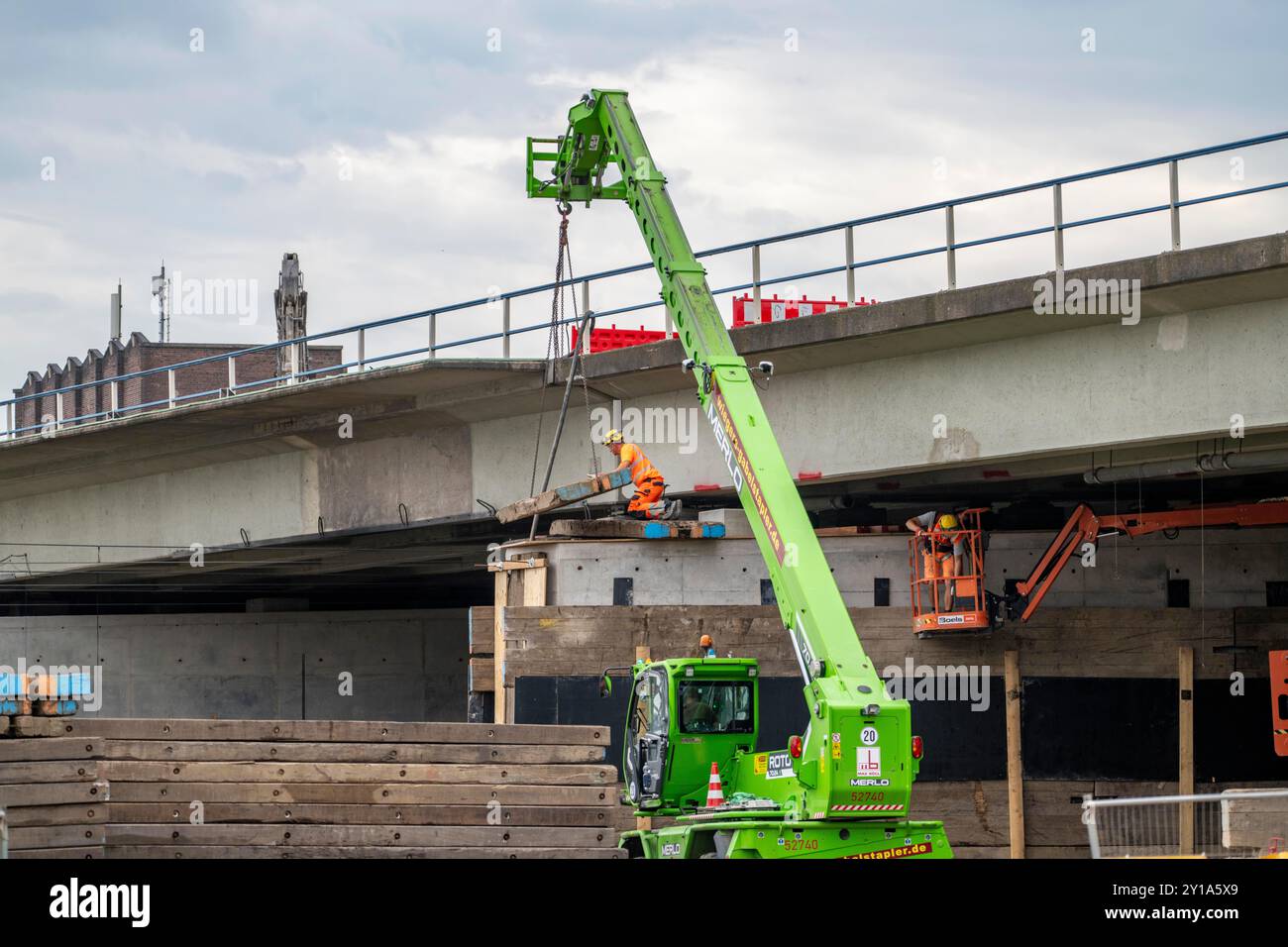 Work on the A40 freeway bridge, Schlachthofbrücke, the bridge piers for ...