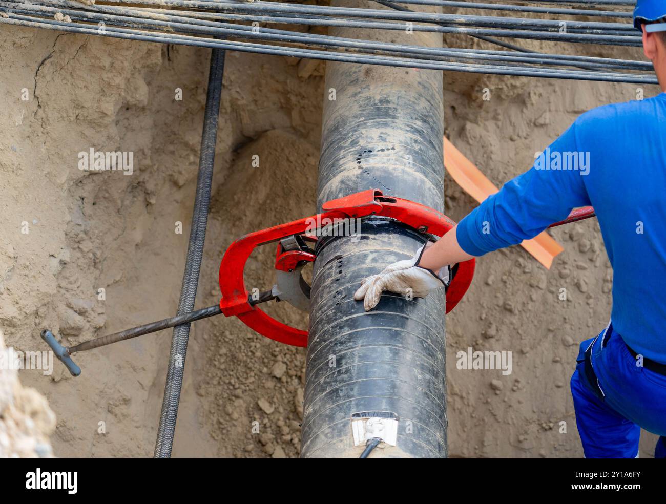 Attempt to make a cut in a gas pipeline with a mechanical knife for ...