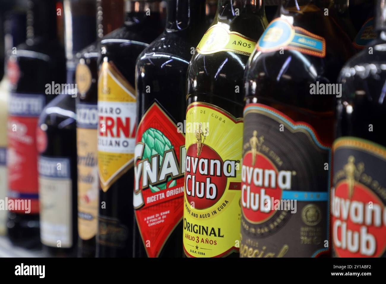 Volksdroge Alkohol Hochprozentige alkoholische Getränke in den Regalen ...