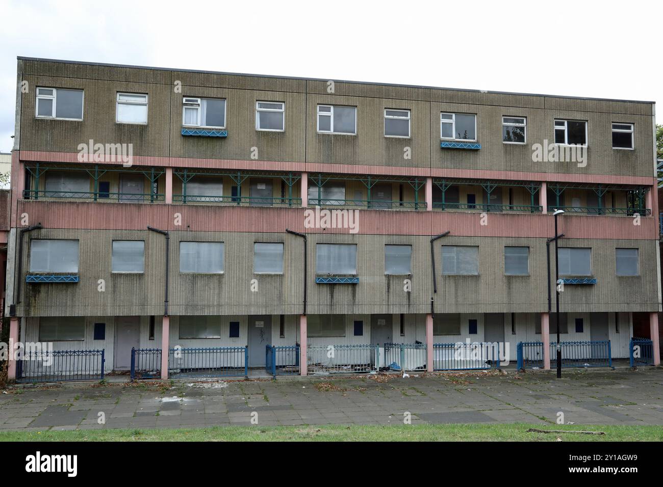 Boarded up 1960s flats at Spon End in Coventry Stock Photo - Alamy