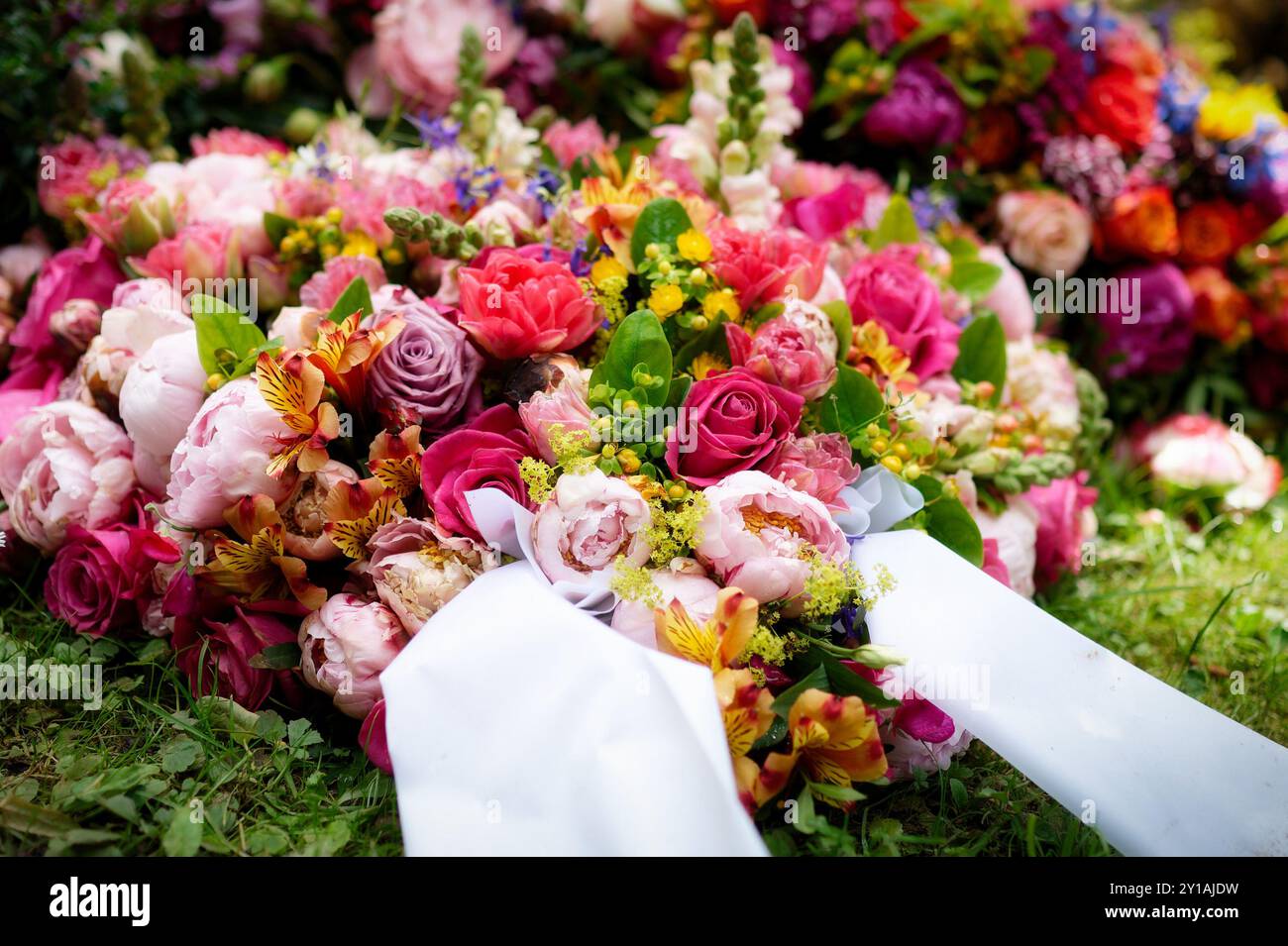 Wreath on a grave hi-res stock photography and images - Alamy