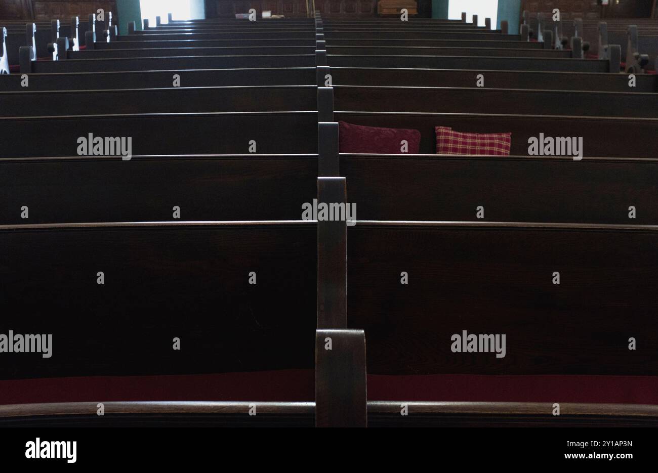 Pews in rows church hi-res stock photography and images - Alamy