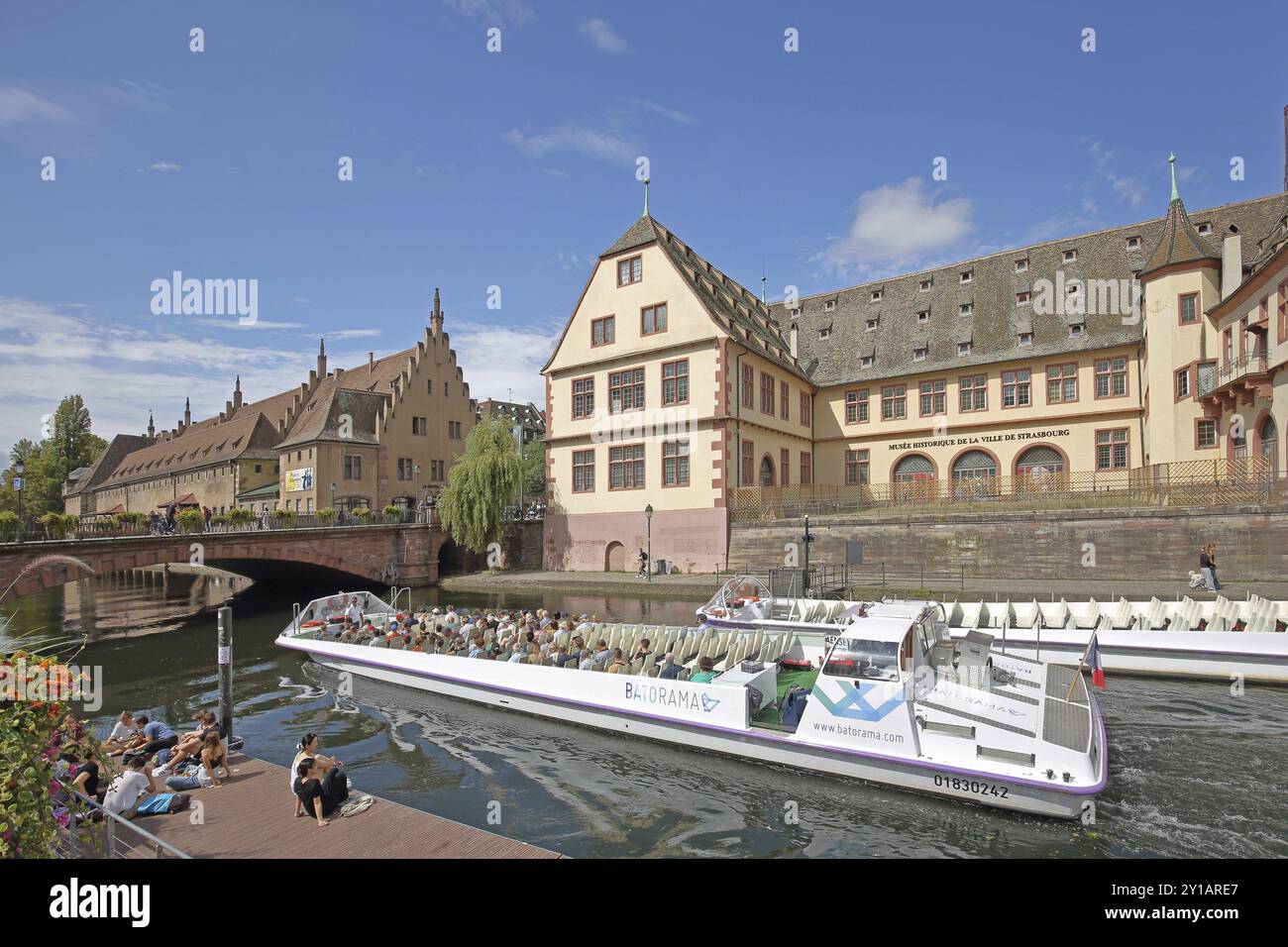 Musee historique, historical museum, stone arch bridge, Pont du Corbeau ...