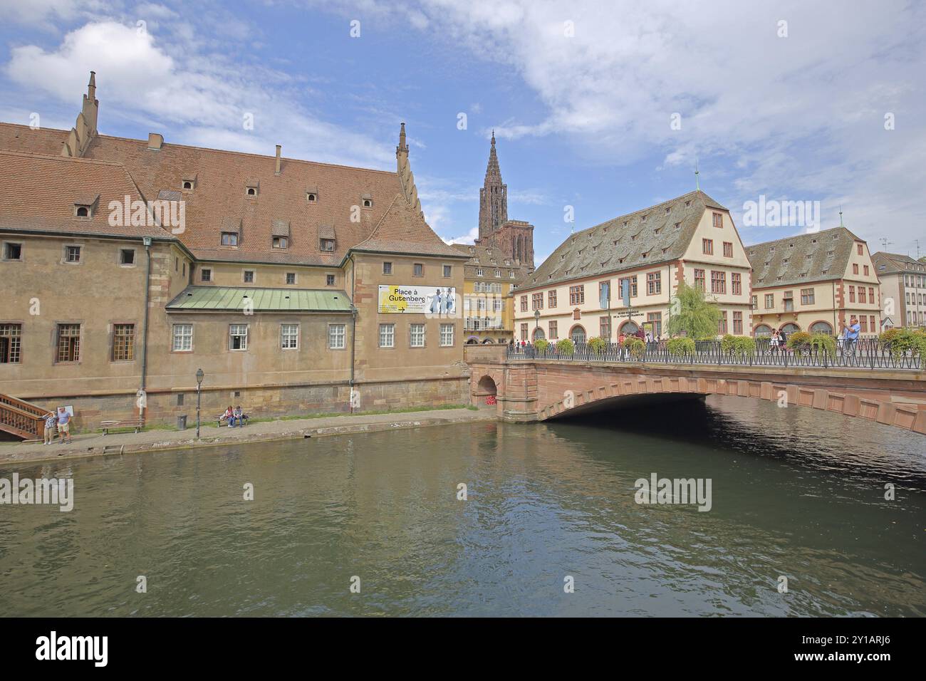 Ancienne douane, old customs house with stone arch bridge Pont du ...
