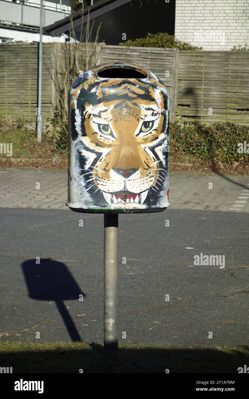 Painted garbage cans hi-res stock photography and images - Alamy