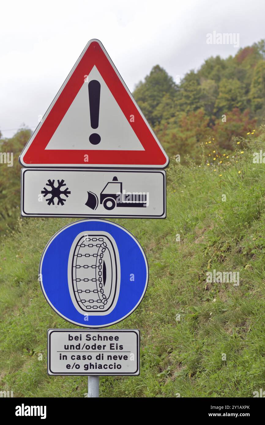 Traffic sign Snow chains compulsory Stock Photo - Alamy