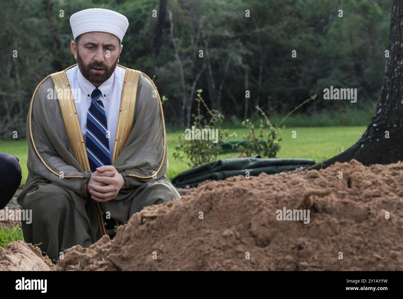 Imam Dr. Irhabi Mohamed Irhabi prays over the grave of slain Harris ...