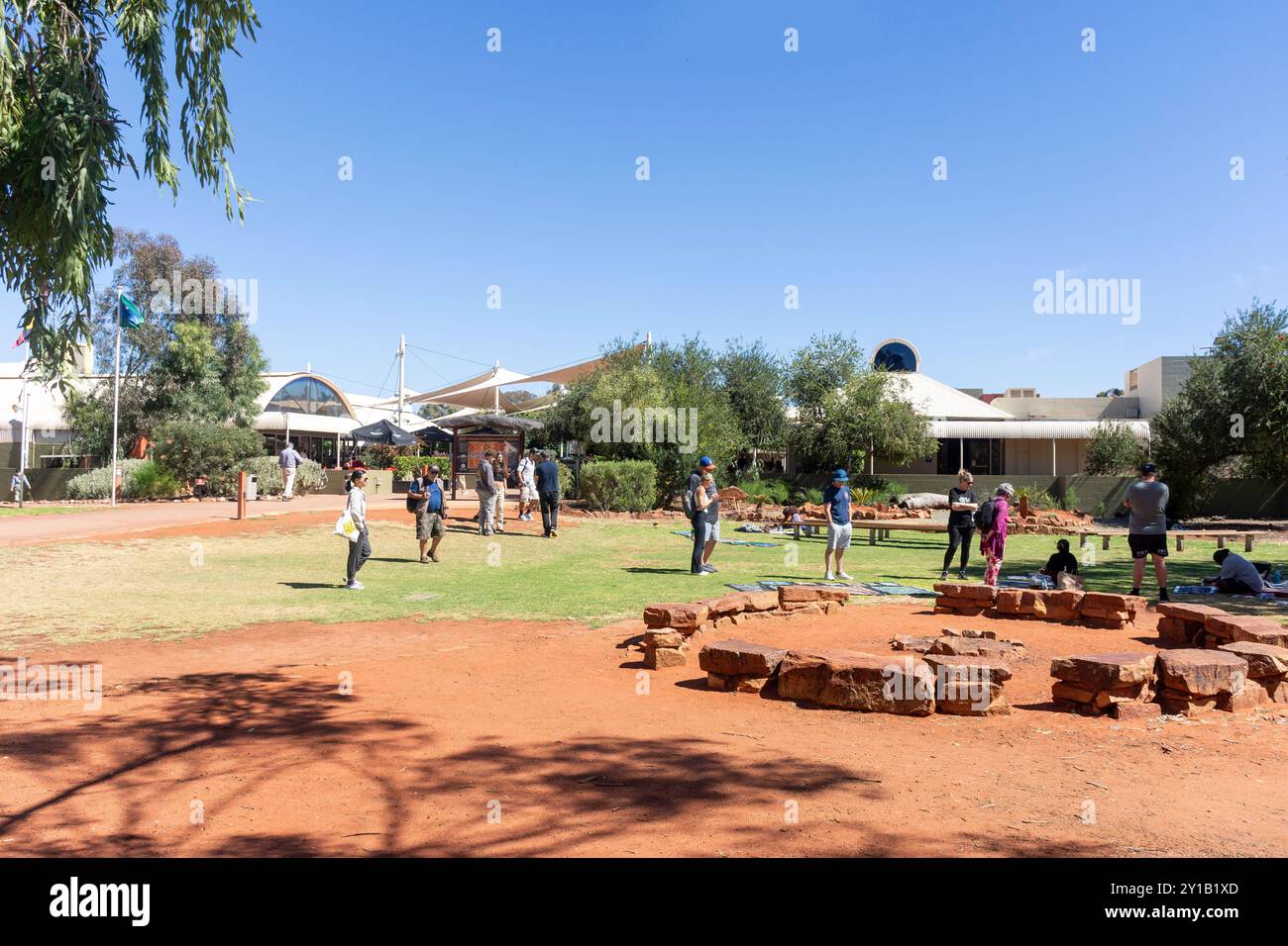 Fire pit ayers rock resort yulara uluru uluru kata tjuta nat hi-res ...