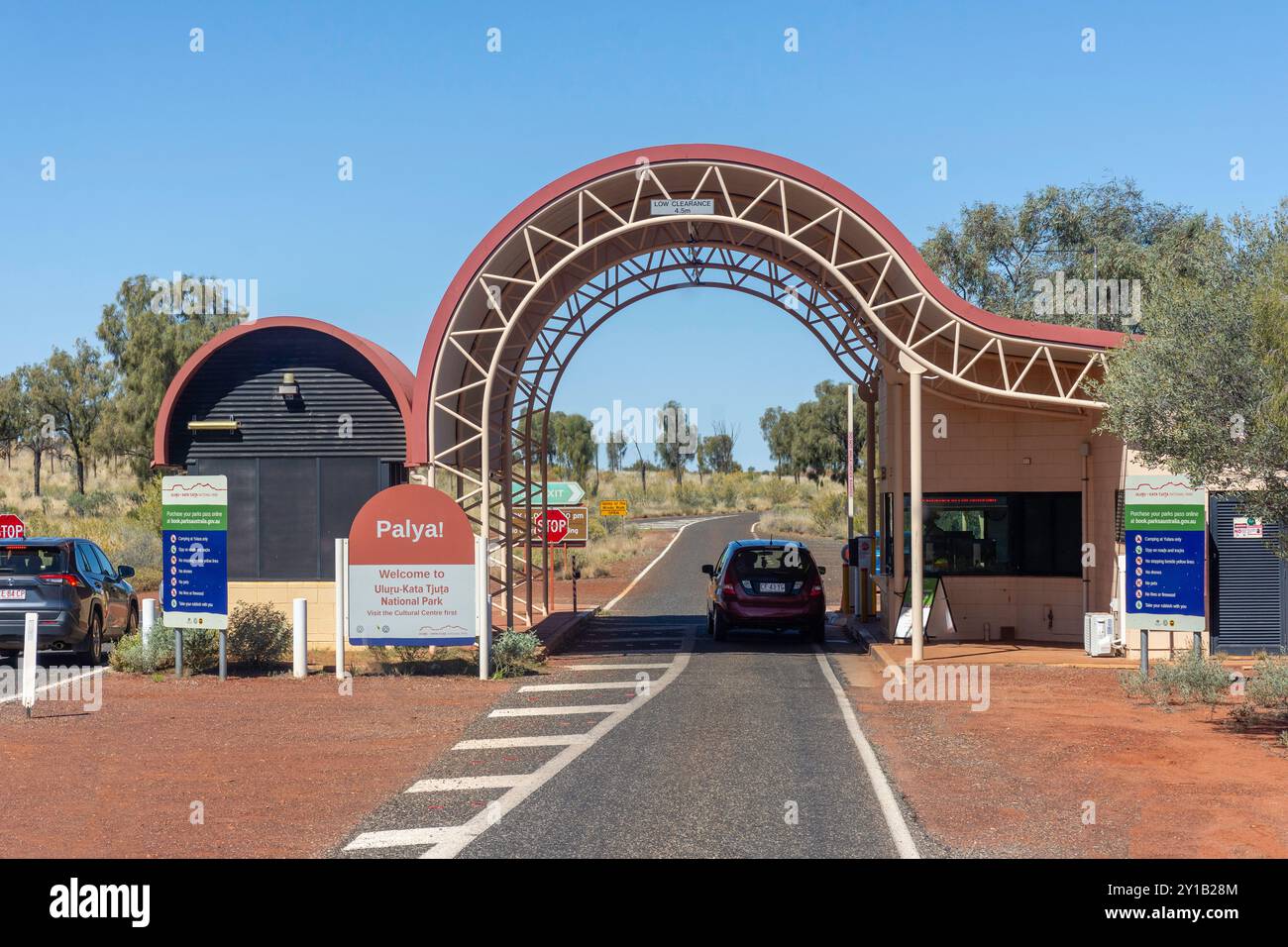 Entrance gate to Uluru (Ayers Rock), Uluṟu-Kata Tjuṯa National Park ...