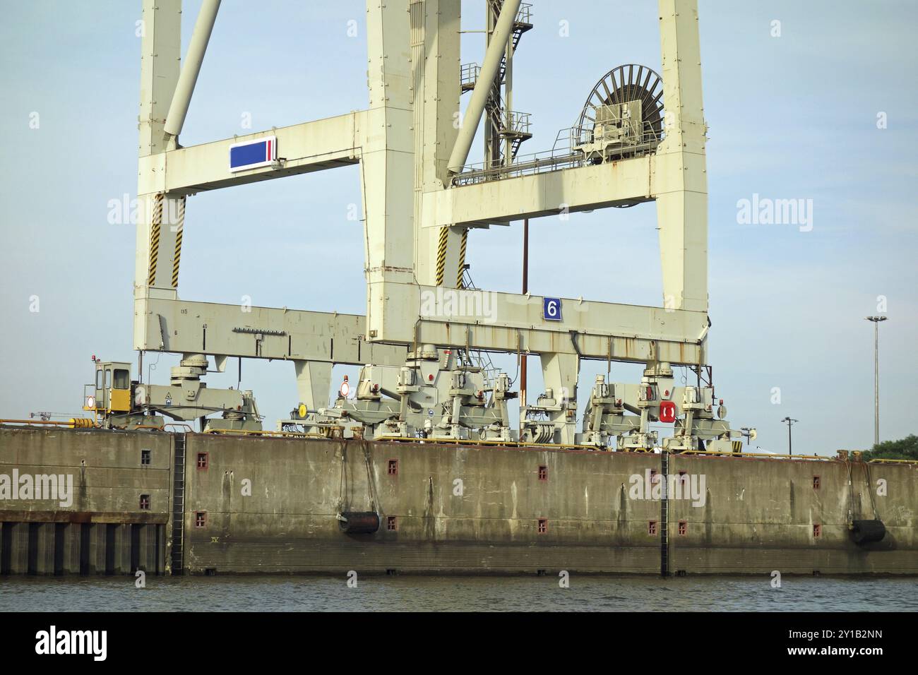 Container handling gantry crane hi-res stock photography and images - Alamy