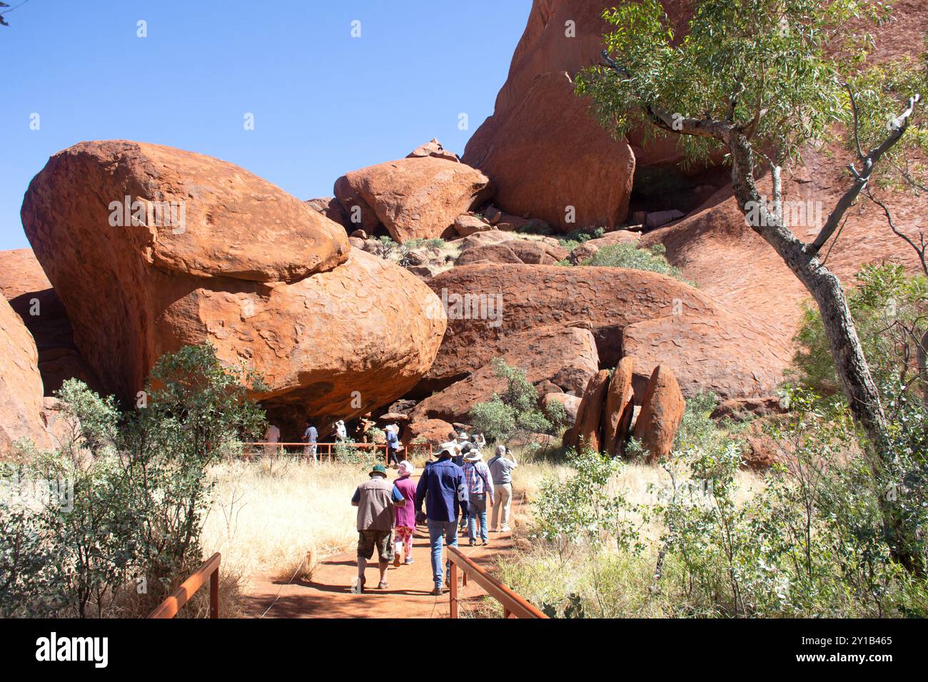 Track to Kulpi Mutitjulu Cave, Mala Walk, Uluru (Ayers Rock), Uluṟu ...