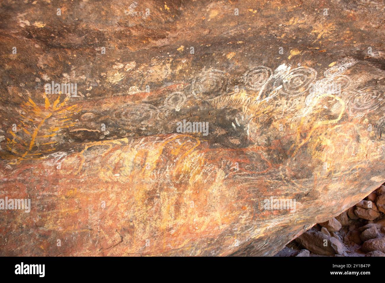 Cave paintings in Kulpi Mutitjulu Cave, Mala Walk, Uluru (Ayers Rock ...