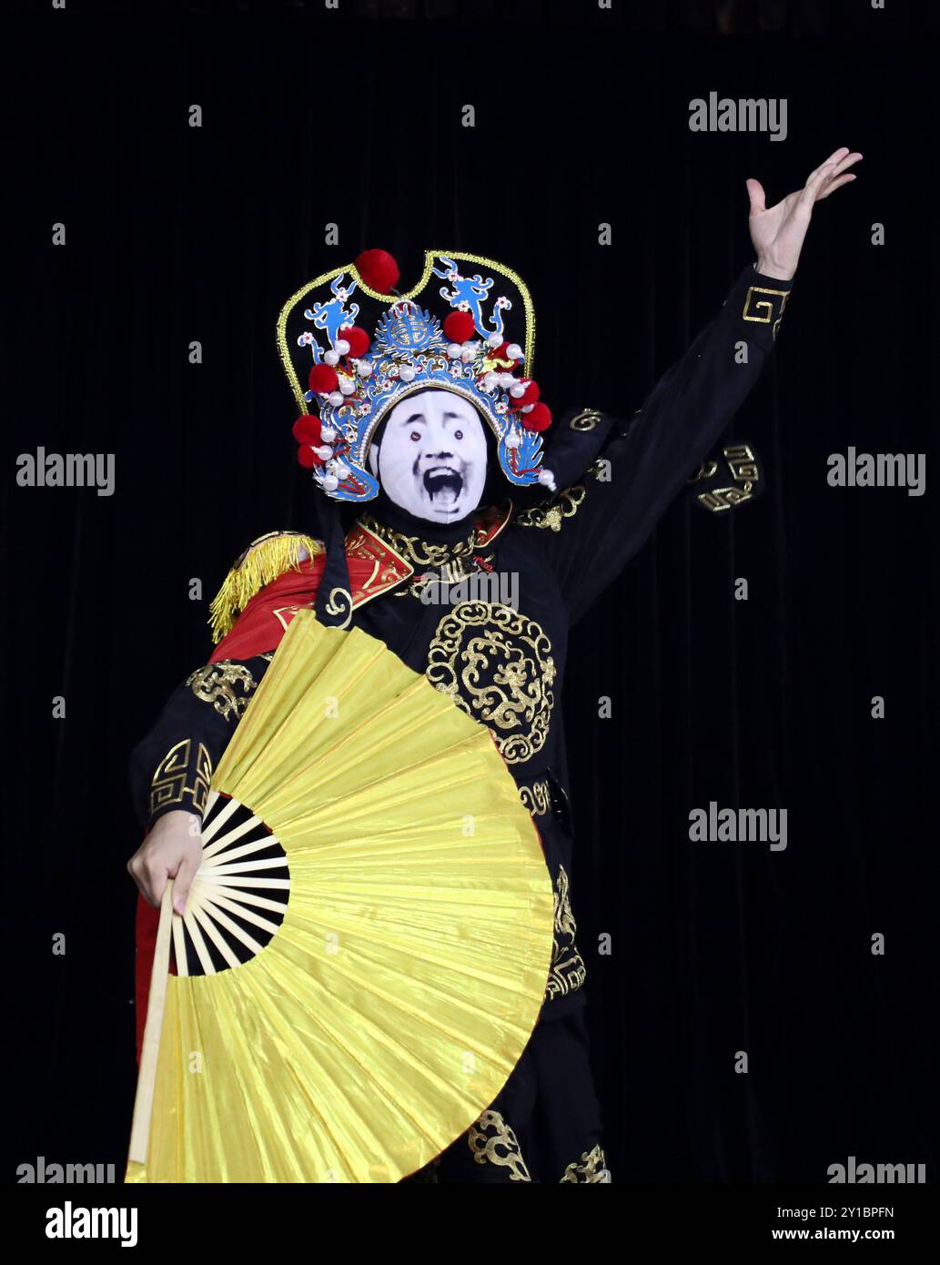Wang Yu integrated emoticons into Sichuan Opera face-changing. Nanchang ...