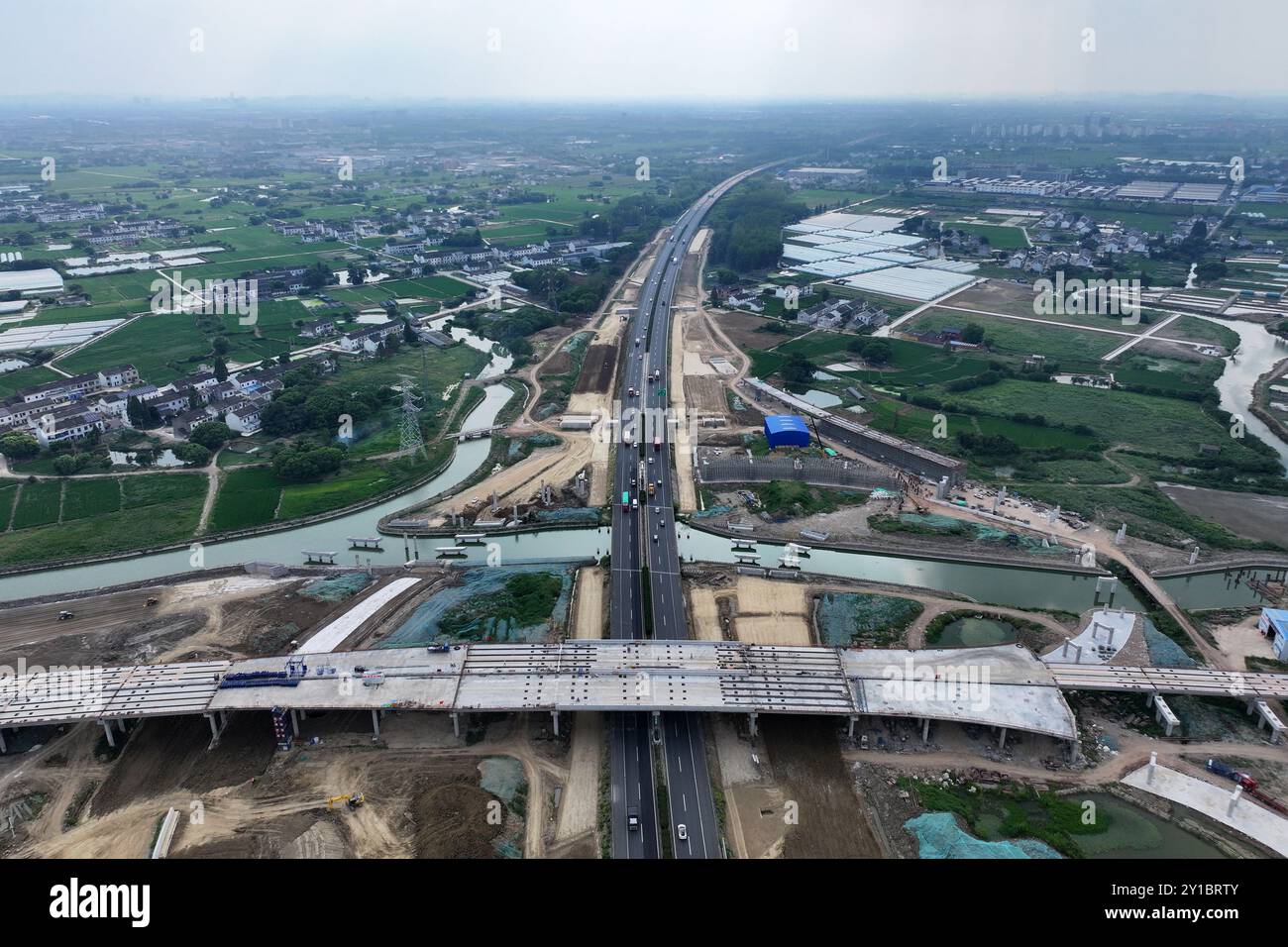 The main line bridge across the Jiangyin section of the Shanghai-Wuhan Expressway Taicang ...