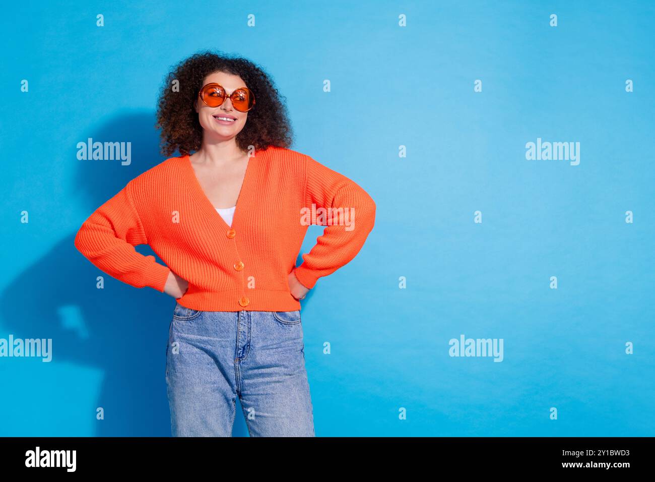 Photo portrait of curly chevelure hair latin model woman tourist ...