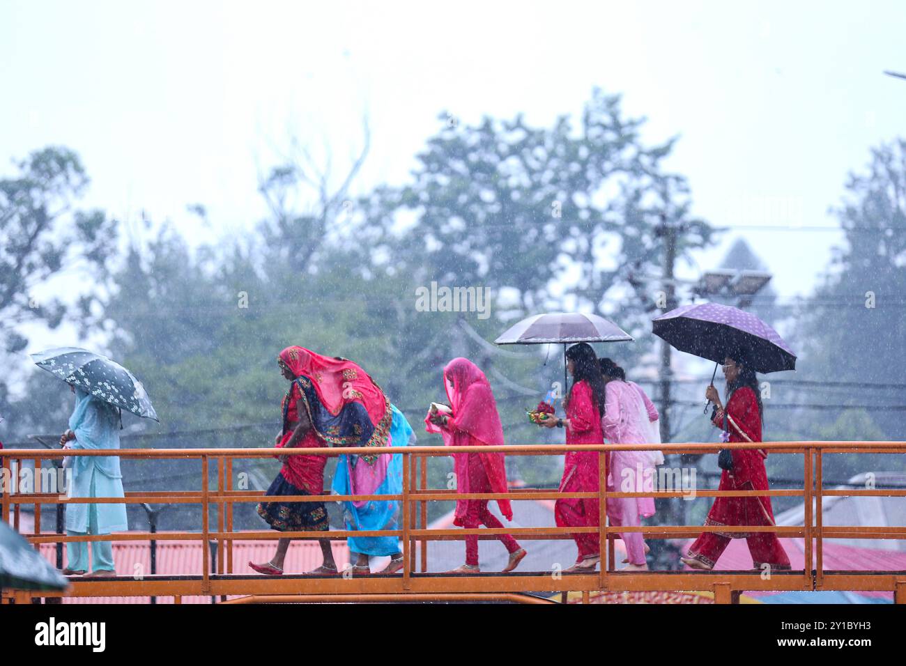 Fasting Nepali Hindu devotees rush towards Pashupatinath Temple in ...
