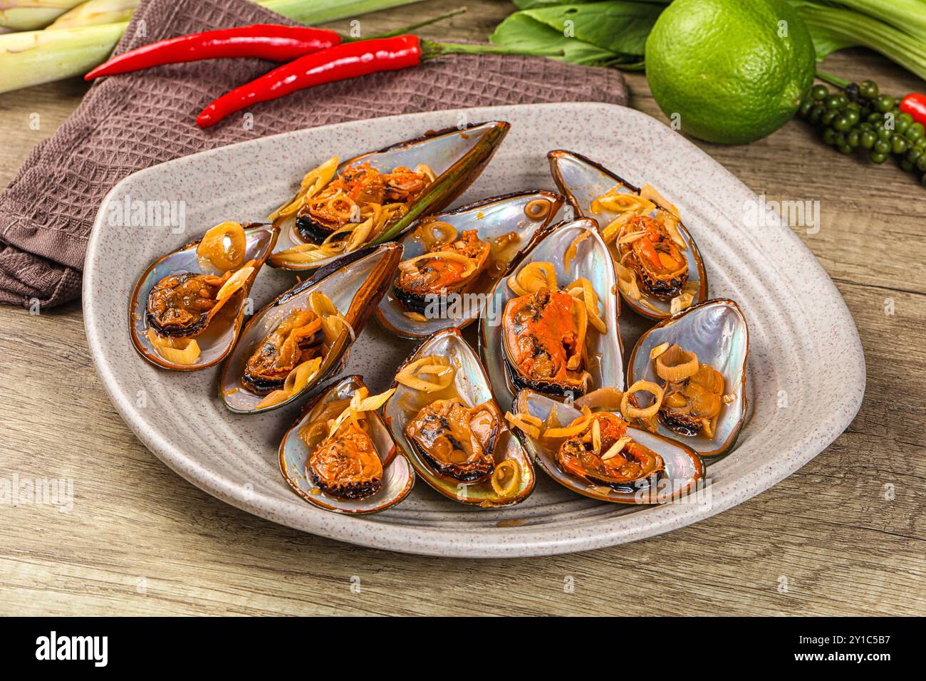Steamed Messels with lemongrass and tomato Stock Photo - Alamy
