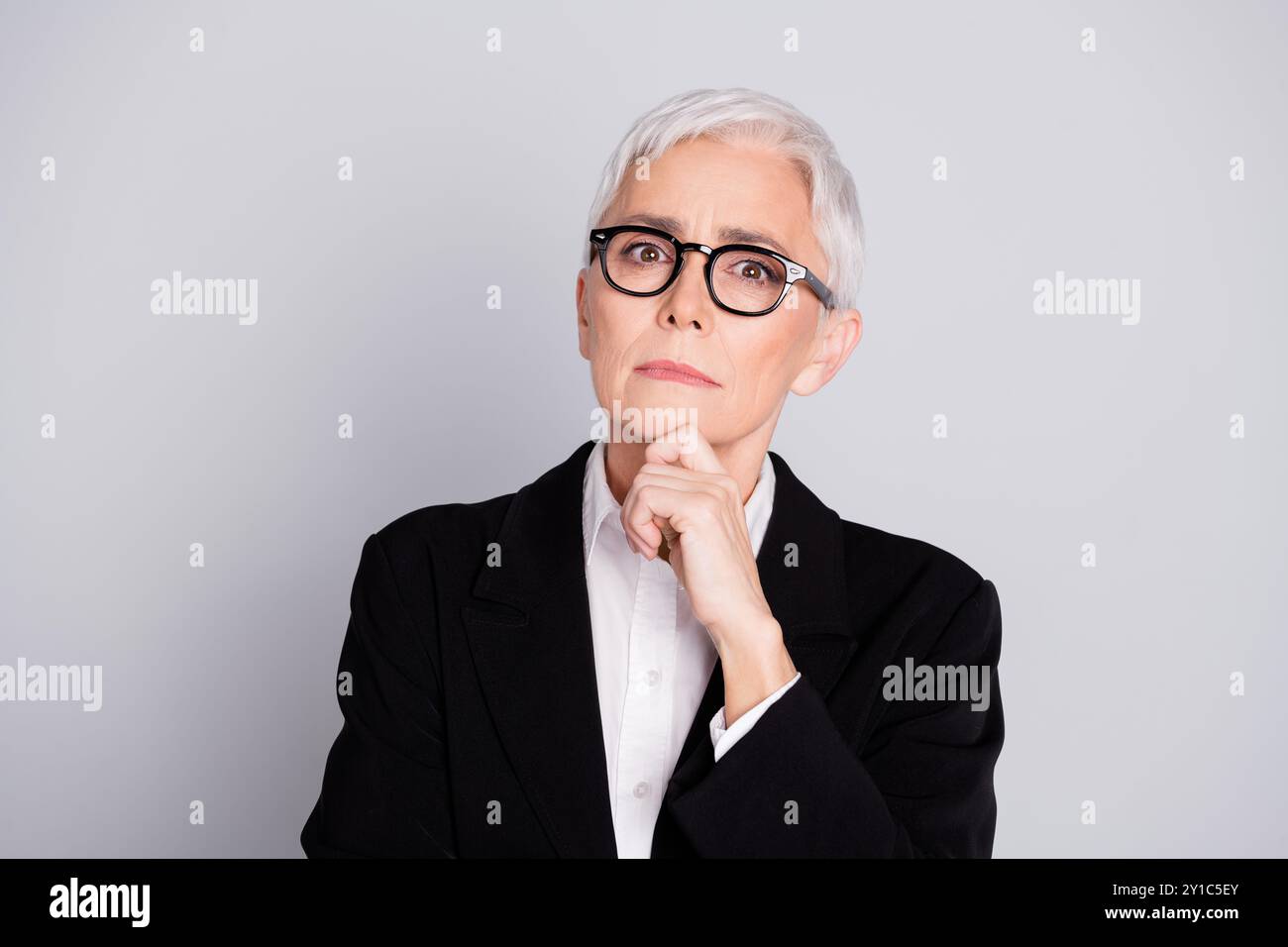 Photo portrait of attractive mature woman professional ceo minded ...