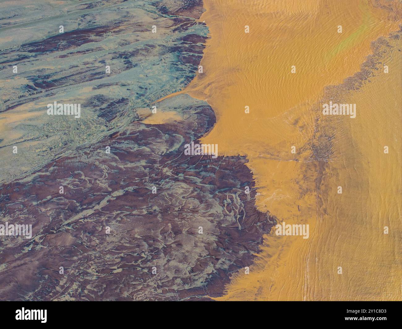 Aerial photo shows natural patterns are left on the Qiantang riverbed ...