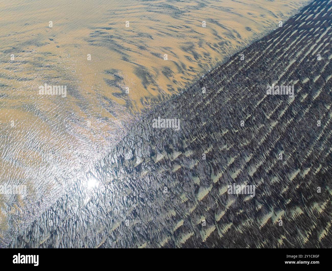 Aerial photo shows natural patterns are left on the Qiantang riverbed ...