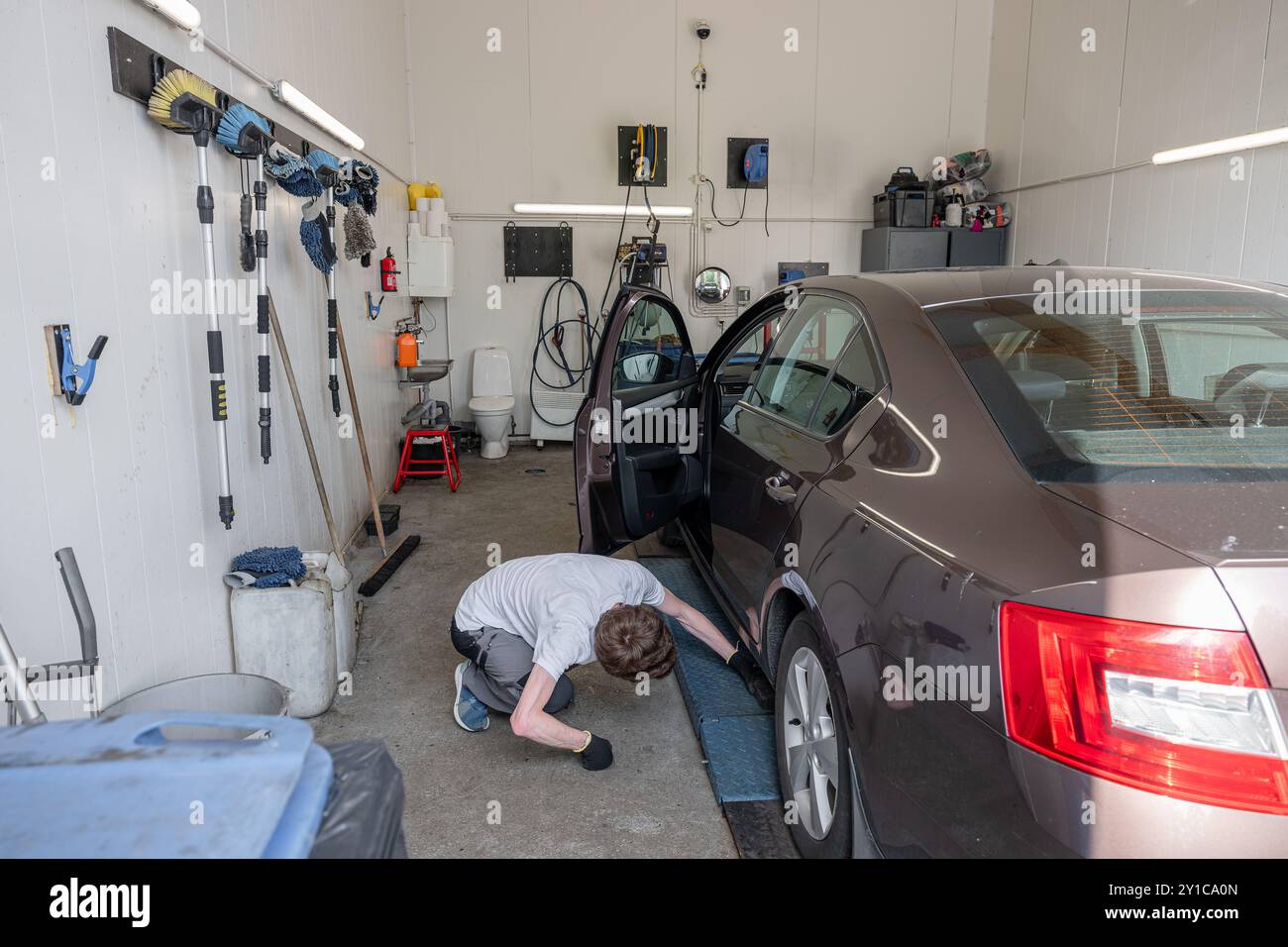 View garage mechanic man hi-res stock photography and images - Alamy