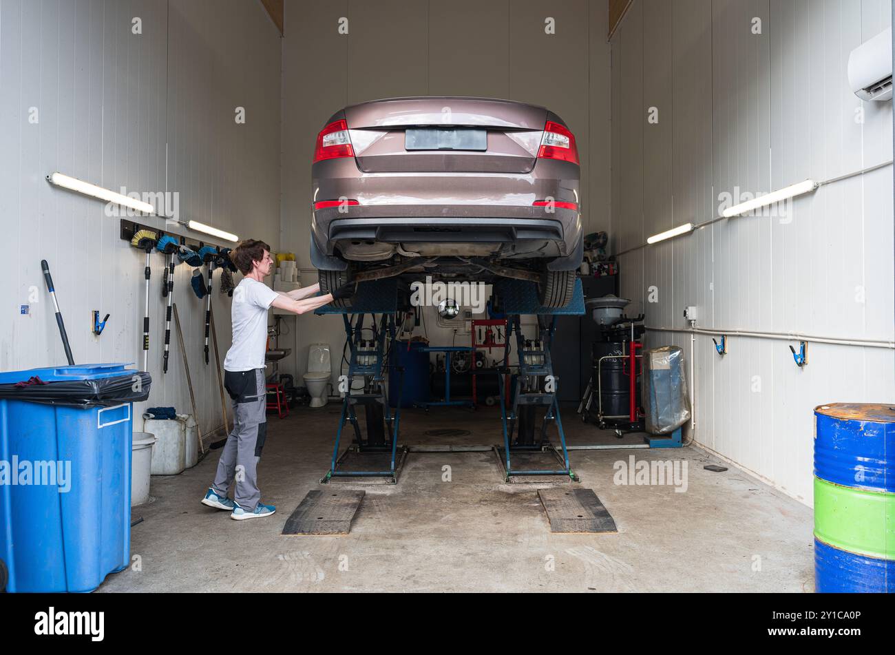 Car side views hi-res stock photography and images - Alamy