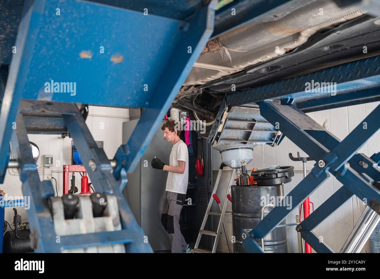 Mechanic fix garage hi-res stock photography and images - Alamy