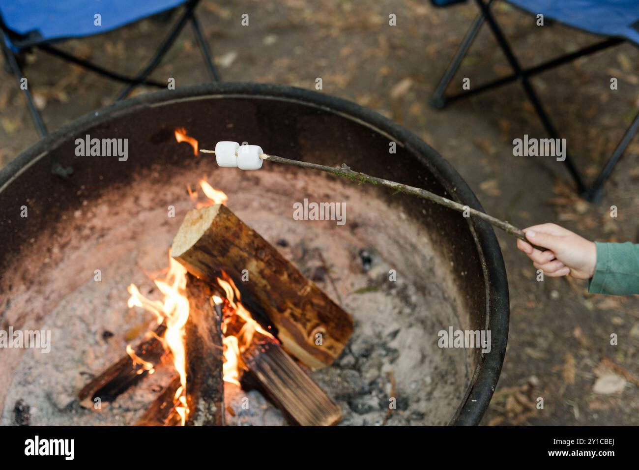 Toasting marshmallows fire hi-res stock photography and images - Alamy