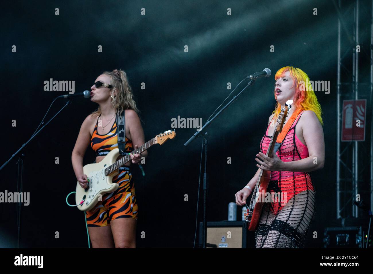 LOOSE ARTICLES, CONCERT, 2024: Tree Nah on guitar and Natalie Wardle on ...