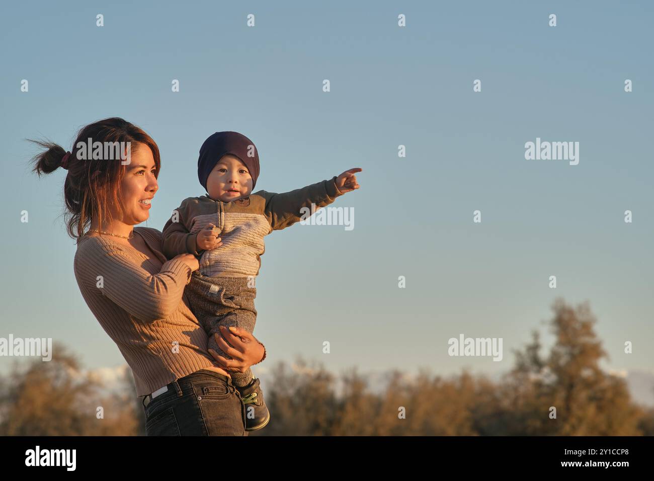 Boy pointing to distance hi-res stock photography and images - Alamy