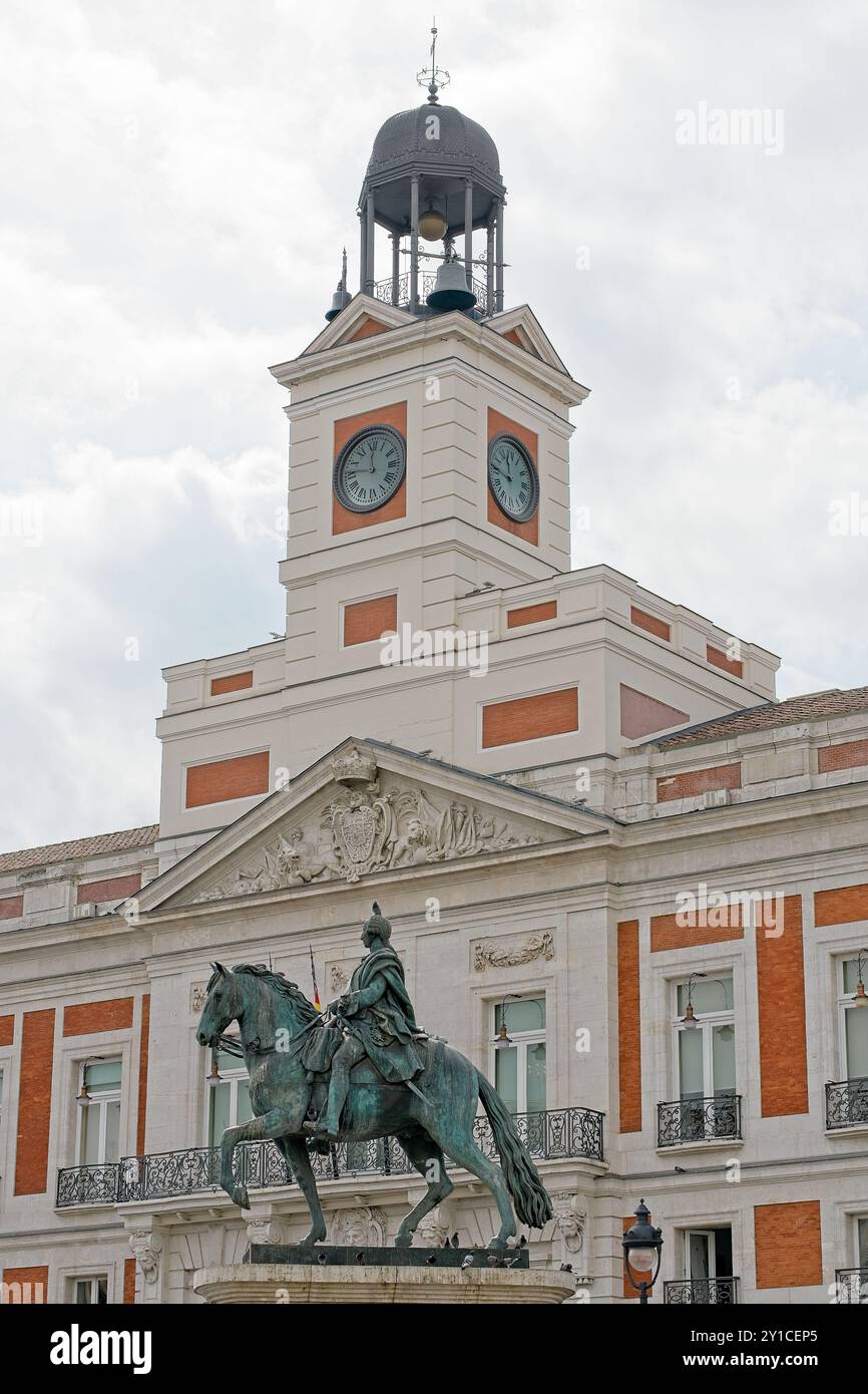The clock and Charles III in the Puerta del Sol Stock Photo - Alamy