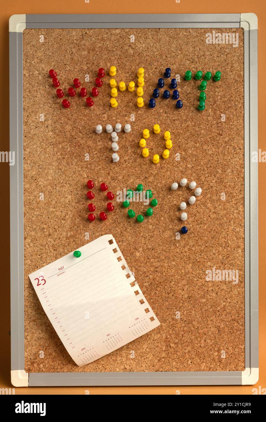 To do list written with colorful pins on corkboard Stock Photo - Alamy