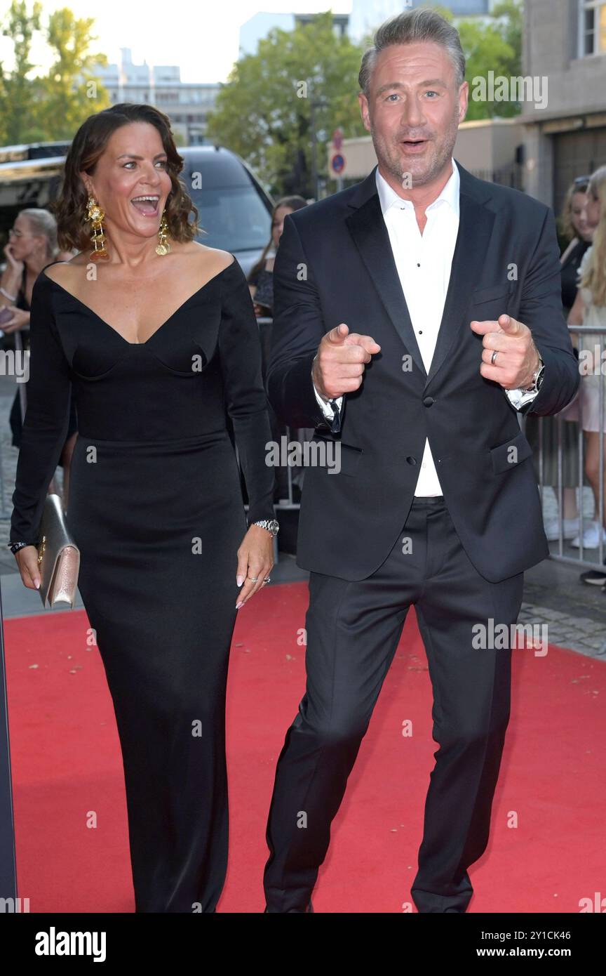 Sasha mit Ehefrau Julia Röntgen beim Tribute to Bambi 2024 im JW ...