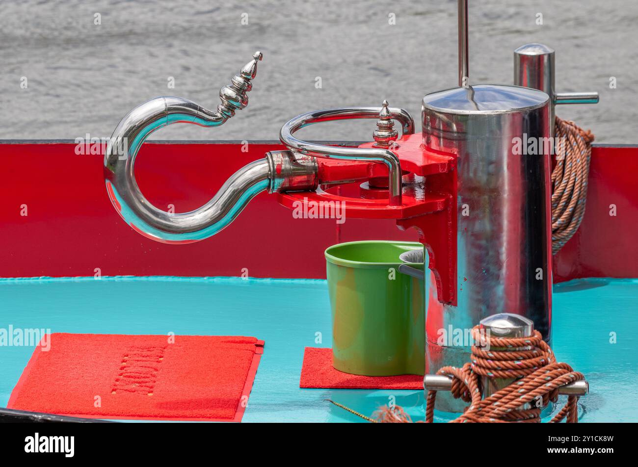 Tug boat tow line pulling hi-res stock photography and images - Alamy