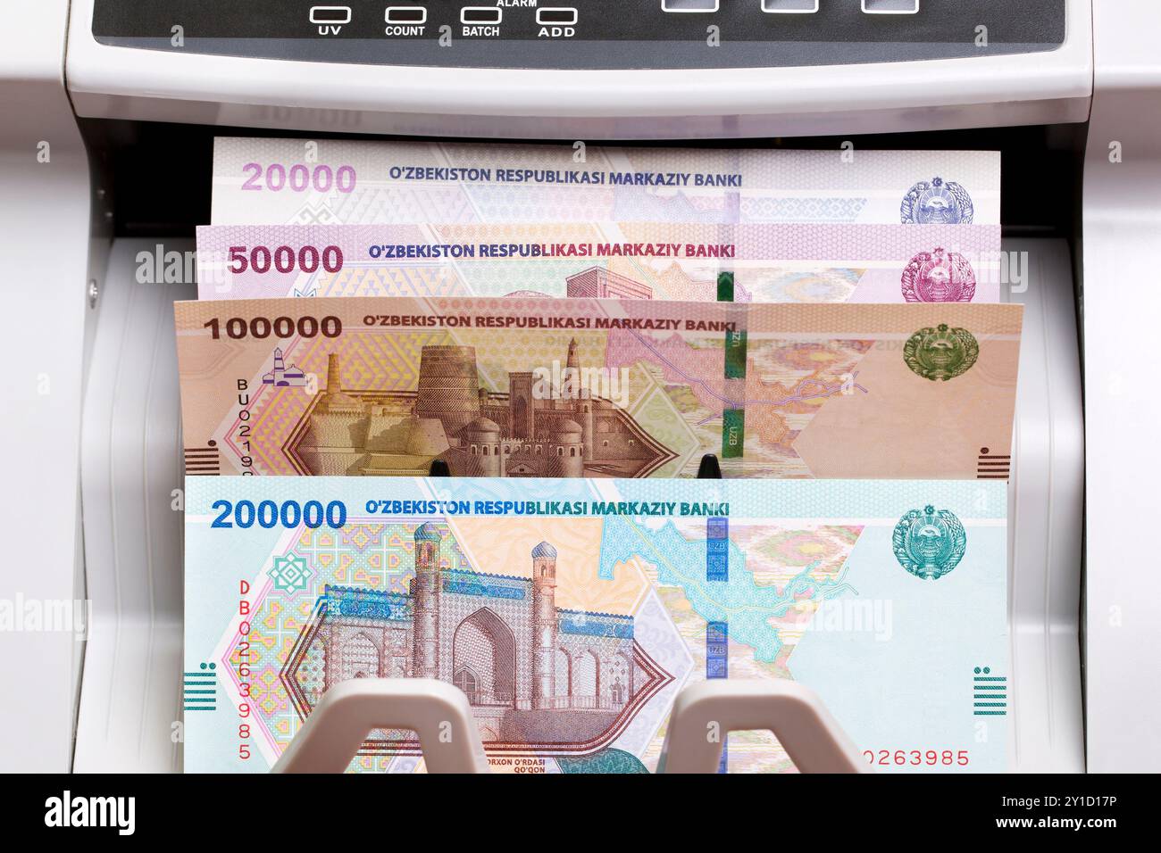 Uzbekistani money - sum in the counting machine Stock Photo - Alamy