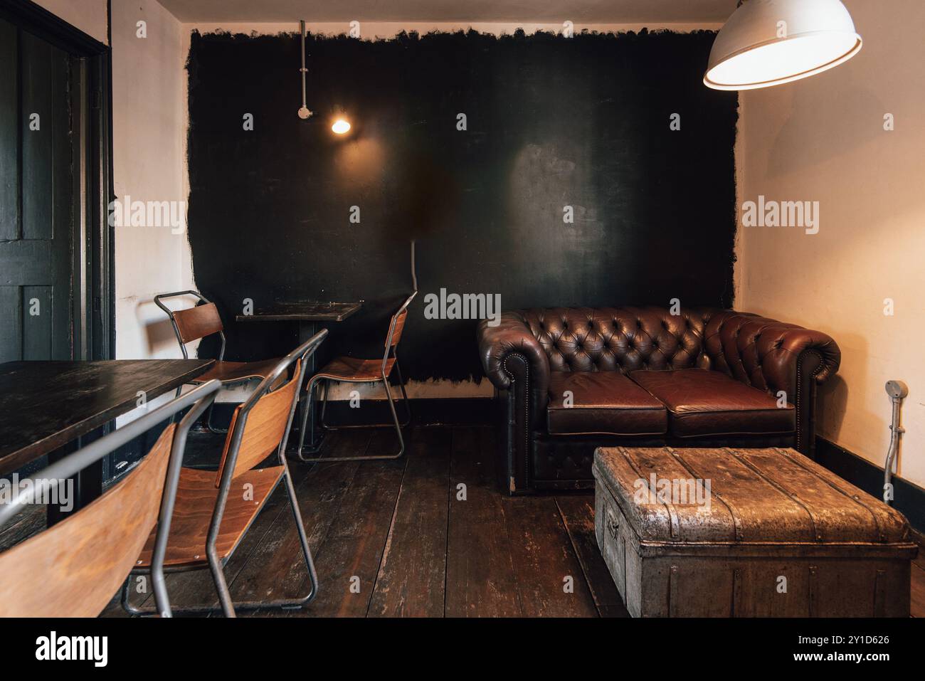 Vintage coffee shop interior design. Minimalist coffee shop design ...