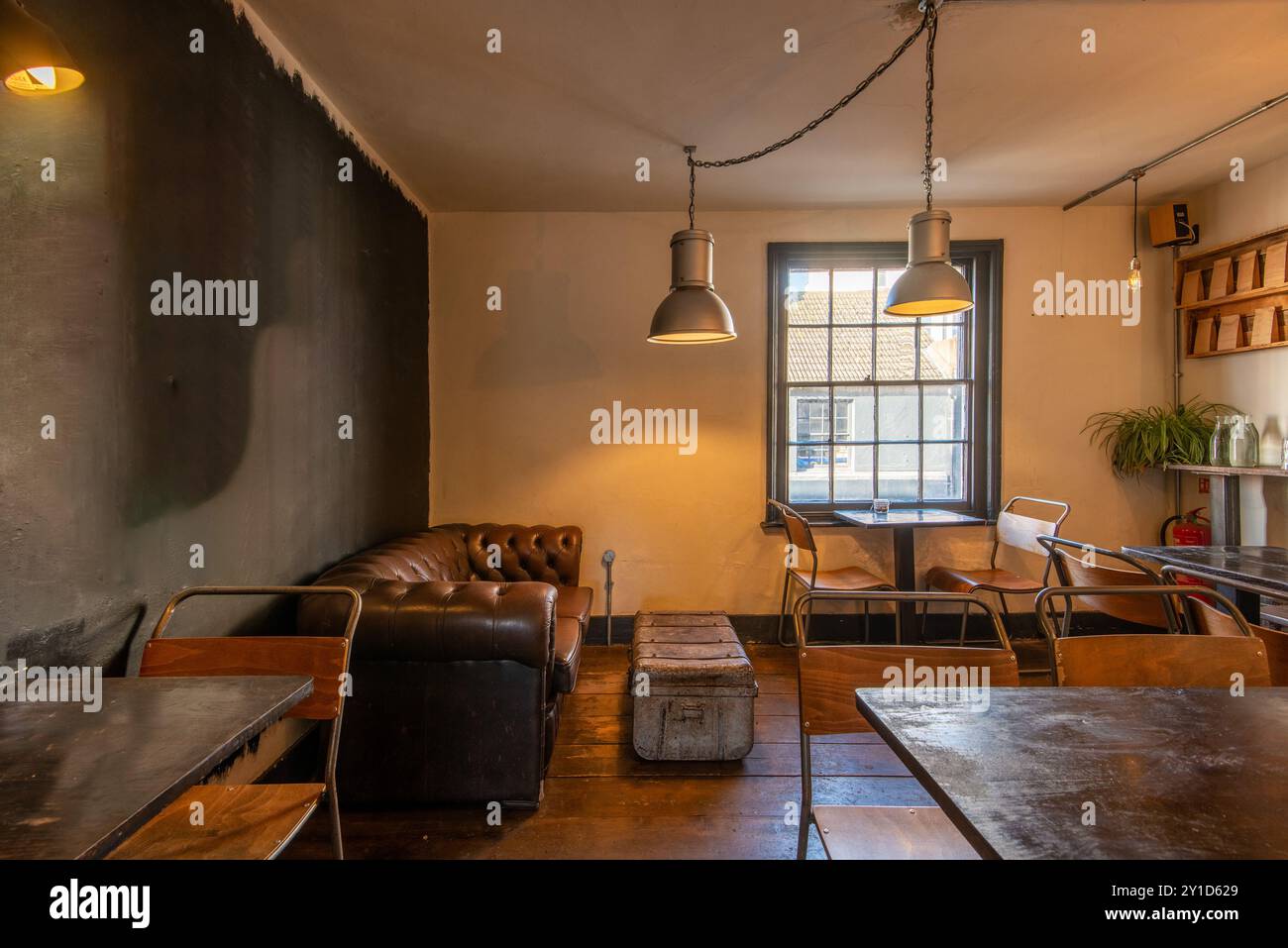 Vintage coffee shop interior design. Minimalist coffee shop design ...