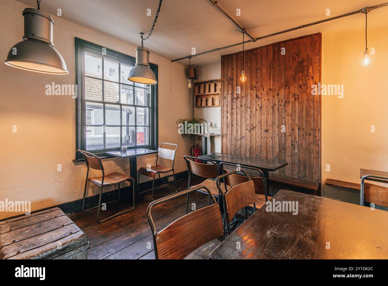 Vintage coffee shop interior design. Minimalist coffee shop design ...