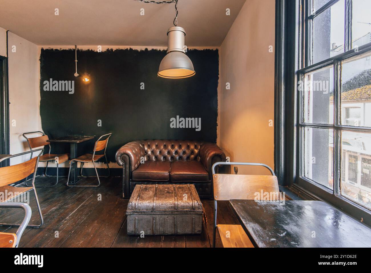 Vintage coffee shop interior design. Minimalist coffee shop design ...